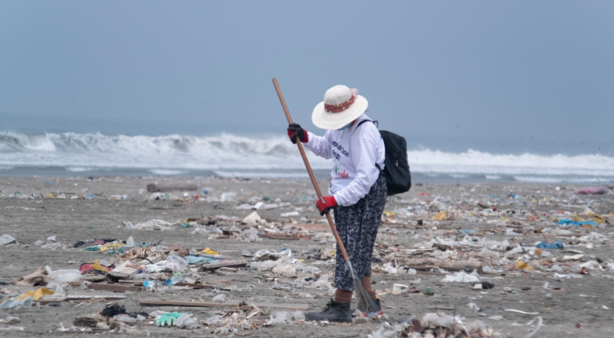 Recogen 500 toneladas de basura en las playas de Ventanilla